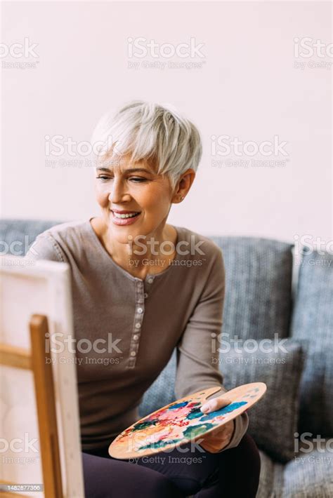 집에서 그림을 그리는 행복한 아름 다운 전문 여성 예술가 예술가에 대한 스톡 사진 및 기타 이미지 예술가 쥠 팔레트 Istock