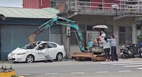 疑夫妻間糾紛！桃園男酒後大暴走 駕怪手當街猛砸自家轎車 社會 Nownews今日新聞