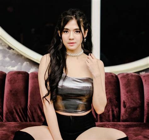 Pelototi Pose Centil Dj Una Yang Bikin Kepala Cenat Cenut Fajar