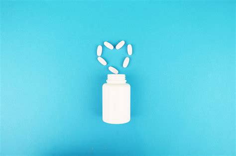 정제 그리고 파란색 배경에 의약품에 대 한 병 서명을 위한 장소 심장 질환 치료의 개념 0명에 대한 스톡 사진 및 기타 이미지