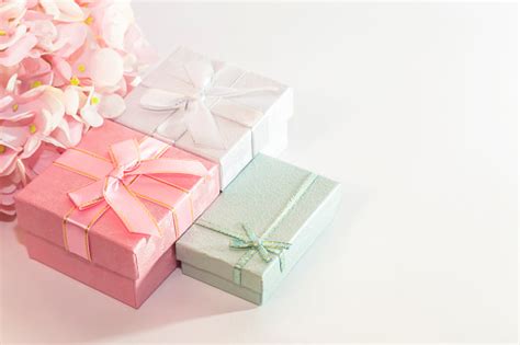 흰색 배경에 파스텔 색상의 분홍색 은색 옅은 녹색 상자로 리본을 장식 하 고 복사 공간을 가진 꽃 축제 배경 0명에 대한 스톡 사진 및 기타 이미지 Istock