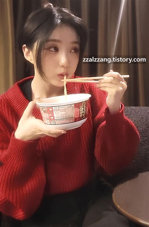 라면 먹방하는 케플러 막내 강예서 비주얼 [짤짱]