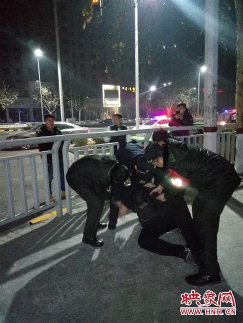 郑州一青年欲持刀行凶 巡防民警联手擒拿 手机新浪网