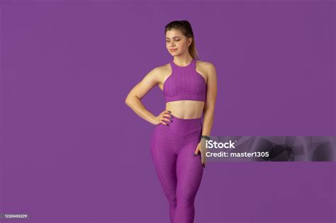 보라색 스튜디오 배경 흑백 초상화에 연습 하는 아름 다운 젊은 여성 선수 가냘픈에 대한 스톡 사진 및 기타 이미지 가냘픈