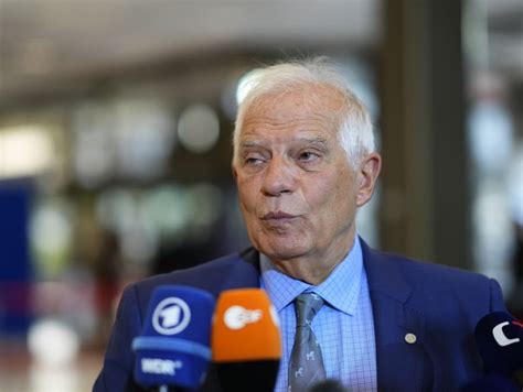 Šéfovia diplomacií krajín EÚ v Prahe rokujú o vízach pre Rusov Borrell