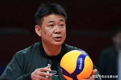 女排集训有新意：队员和教练一起进训练营！但主教练权力被限制！国女地方郎平