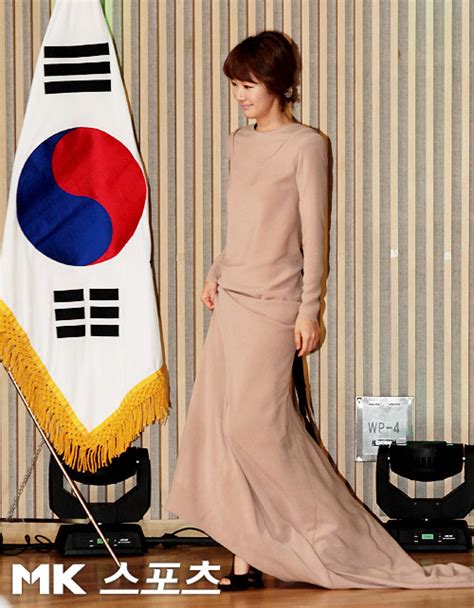 시상식에 참석한 명세빈 드레스 너무 길어서 난감 연예 포토 토크 네모판
