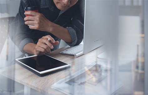 현대 사무실에서 데스크톱 Ocmputer 및 디지털 태블릿에서 작업 하는 남자 그래픽 디자이너 55 59세에 대한 스톡 사진 및 기타 이미지 Istock