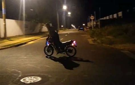 Homem Faz Manobra Arriscada Com Filho Em Moto E Posta Vídeo Capital
