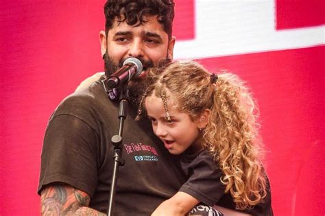 Filha De Lucas Silveira Rouba Cena Durante Show De Fresno Com Pitty