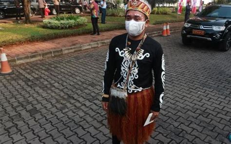 Stafsus Presiden Billy Mambrasar Kenakan Baju Adat Papua Di Istana