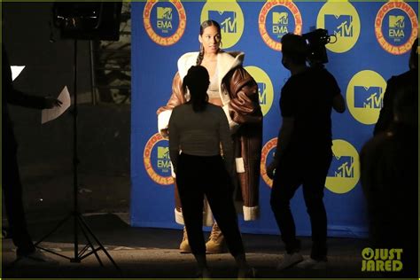 Alicia Keys Wears Full Face Mask While Pre Taping Her MTV EMAs Performance Photo 4497328