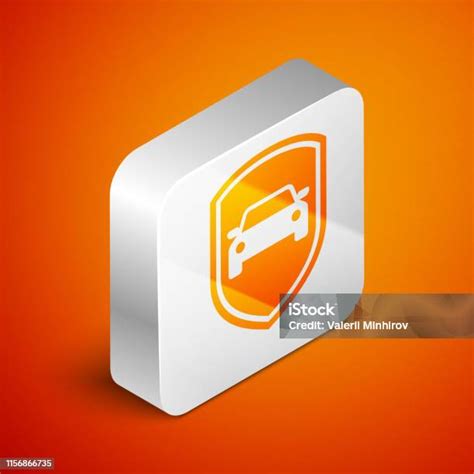 주황색 배경에 격리된 등각칭 자동차 보호 또는 보험 아이콘 자동차 가드 쉴드를 보호합니다 안전 배지 차량 아이콘입니다 보안 자동 레이블 실버 스퀘어 버튼 벡터 일러스트레이션