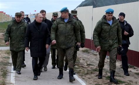 部分的動員で招集された兵士の訓練を視察するプーチン大統領＝10月20日、ロシア・リャザン Jp