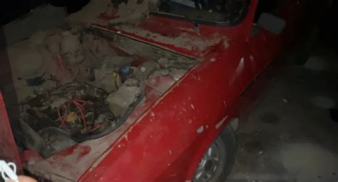 Viajaba con su familia cuando un booster sísmico le explotó debajo del auto