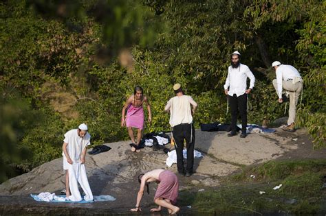 War Didnt Stop Hasidic Pilgrims From Gathering In Ukraine For The