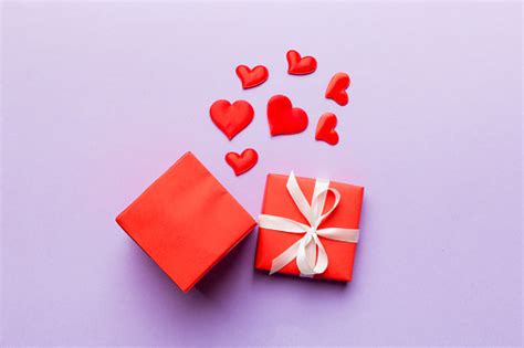 해피 발렌타인 데이 는 작은 마음으로 하트 모양 선물 상자를 열어 색깔의 배경 발렌타인 데이 카드 최고 보기 개념 0명에 대한