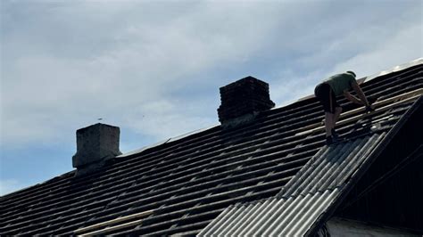 Рекорд за кількістю атак мирноградці прибирають наслідки численних обстрілів Новини Покровська