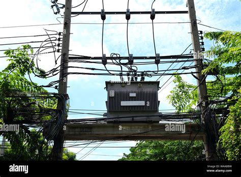 Transformateur installé sur des poteaux électriques pour la