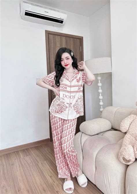 Ghim của Sandhiya trên san Đồ ngủ Guốc