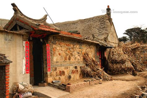 无人家横图室外白天正面度假美景门道路路中国对联亚洲一堆许多阴影堆叠堆积光线标志瓦片文字影子字符