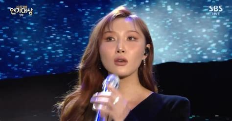 화사 故이선균 비보로 축하 무대 변경검은 드레스 입고 경건 Sbs 연기대상