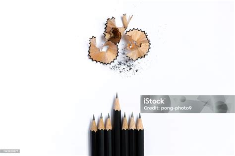 연필 및 흰 종이 배경에 연필 조각 텍스트 또는 이미지의 공간을 복사 합니다 쓰레기에 대한 스톡 사진 및 기타 이미지 쓰레기 종이 0명 Istock