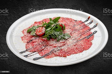파르메산 치즈를 곁들인 송아지 카르파치오 검은 색 배경에 격리 0명에 대한 스톡 사진 및 기타 이미지 0명 건강한 생활방식