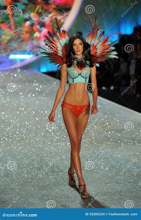 New York Ny November 13 Model Jacquelyn Jablonski Walks The Runway
