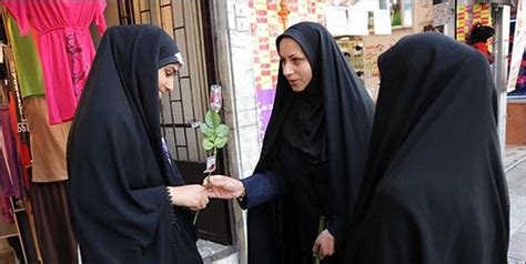 بانویی که با محبت امام حسین ع دختران را چادری می‌کند عکس خبرگزاری فارس