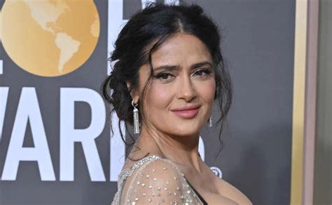 VIDEO Salma Hayek Causa Furor En Redes Por Traer Un Pulparindo En