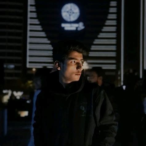 Areeb Ali Sales Associate Art Gallery Linkedin