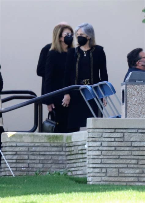 Bob Sagets Funeral Mary Kate And Ashley Olsen And More Photos