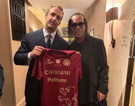 Ronaldinho E La Maglia Del Ravenna Fc Boom Social Per La Foto Con Il