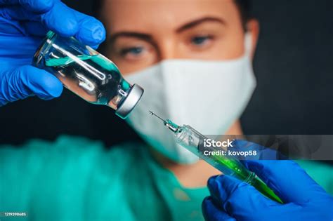 코로나 바이러스 Covid19 보호 및 백신 주사기 손 손바닥 또는 손가락에 의료 주사 의학 플라스틱 예방 접종 간호사 또는