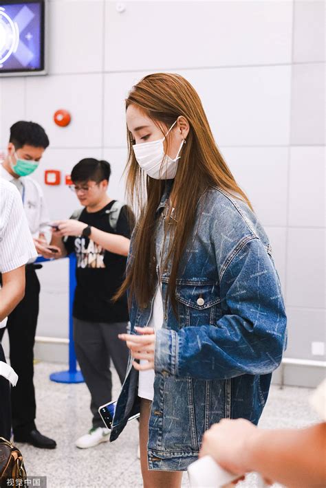 欧阳妮妮浦东机场送欧阳娜娜上学 举手机拍照留念 搜狐大视野 搜狐新闻