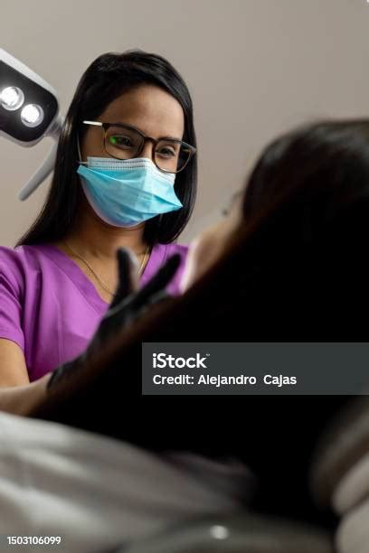 사무실 인테리어에서 환자를 치료하는 치과의사 직장에서 의료 전문직 건강 및 웰빙 건강 진단에 대한 스톡 사진 및 기타 이미지 건강 진단 건강관리와 의술 고용과 노동