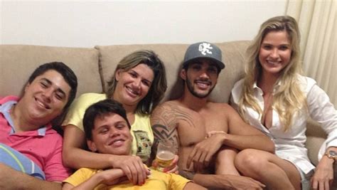 Gusttavo Lima posa sem camisa jogado no sofá noiva e irmãos Em