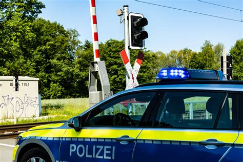 Wilhelmshaven Mann umfährt Bahnschranke direkt vor der Polizei MOPO