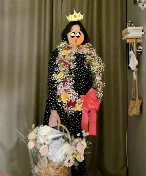 재작년 생일 사진 생일에 꽃 목걸이 받아 본 사람 우리 시아버지 선물이셨어 ㅋㅋㅋ 워낙에 고지식하시고 완전 꽃 이런건
