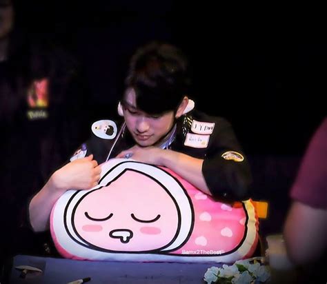 งือออออออ น้องจีนนนน กับลูกพีชของเค้าาาา ~ 🍑🍑🍑