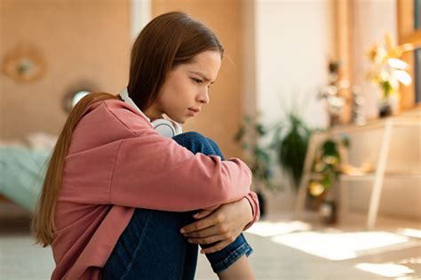 Konsep Depresi Remaja Gadis Remaja Yang Stres Duduk Di Lantai Di Kamar