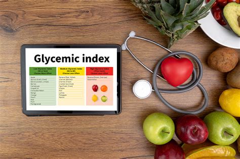 Glycemic 색인 피트 니스 및 체중 감량 개념 아령 흰 규모 과일 나무 테이블 평면도에 줄 자 건강한 식생활에 대한 스톡 사진 및 기타 이미지 Istock