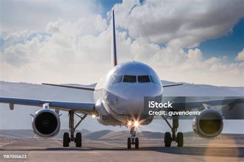 공항 활주로에서 승객 수비행기의 정면 전망 활주로에 대한 스톡 사진 및 기타 이미지 활주로 활주 비행기 Istock