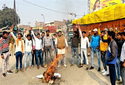 मुरादाबाद गो हत्या पर भड़के बजरंग दल के कार्यकर्ता पुतला फूंका