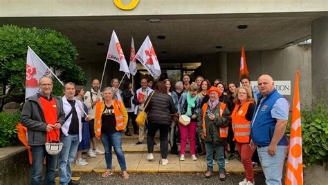 Le personnel de l Ehpad de Beauvallon en grève proteste devant l
