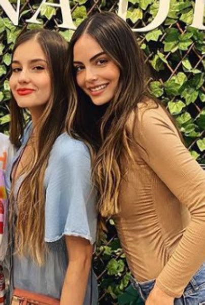 Wow Ximena Navarrete y su hermana posan en traje de baño paralizando