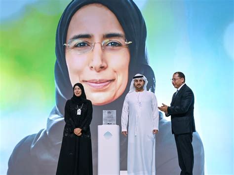 مكتوم بن محمد يكرّم وزيرة الصحة في قطر بجائزة أفضل وزير في العالم