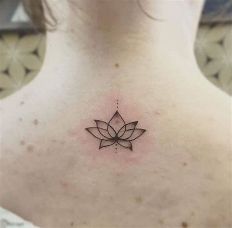 Tatuajes pequeños en la nuca para mujeres que puedes mostrar u ocultar con facilidad Nueva Mujer