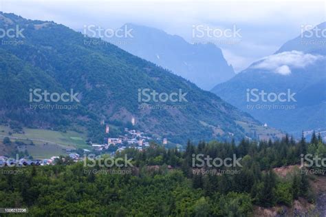Svaneti 지역 조지아에서 코 카 서 스 산맥에 있는 Mestia 마에서 타워 0명에 대한 스톡 사진 및 기타 이미지 0